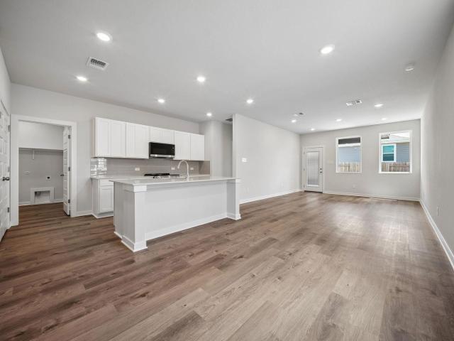 156 Hornet St