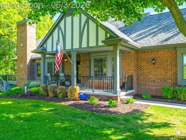 156 Sandhills Ln, Lake Orion, MI 48362