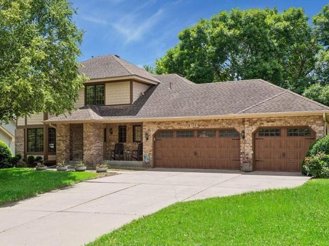 156 Red Oaks Dr, Vadnais Heights, MN 55127