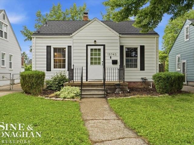 15743 Ash Ave, Eastpointe, MI 48021