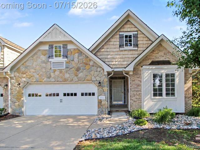 15744 Hunters Grove