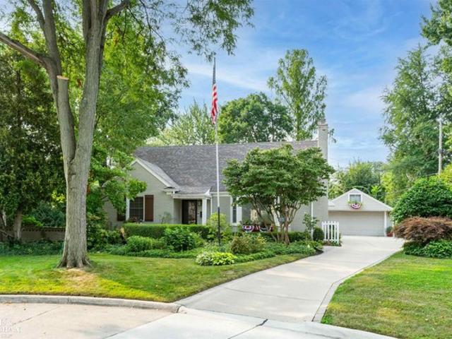 1575 Ford Ct, Grosse Pointe Woods, MI 48236