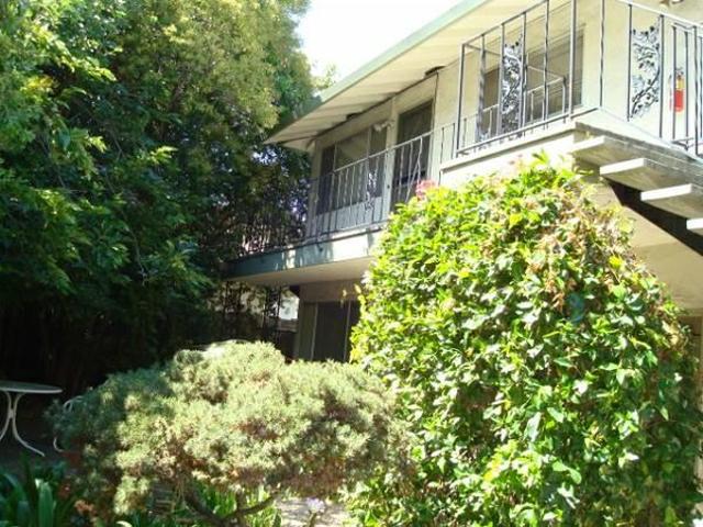 $1575 / 1br 700ft² 3 Unit Bldg Garden courtyard, quiet street, walk to town