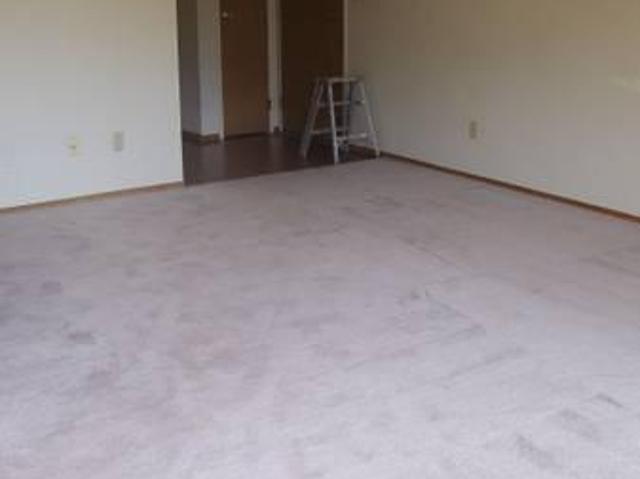 $1575 / 1br Laurelwood Great floor plan with Granite counters and balcony & pool