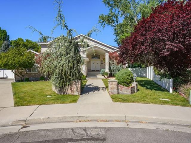 1576 E Bridlebrook Cir S, Salt Lake City, UT 84117