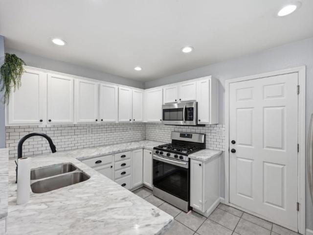 1576 Hermocilla Way