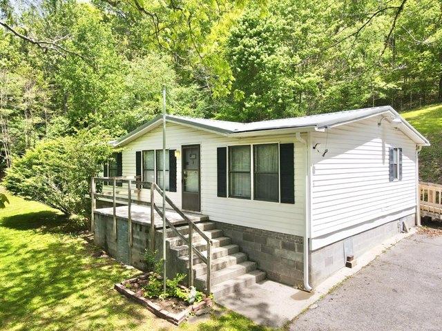 1576 Sandlick Rd, Bluefield, WV 24701