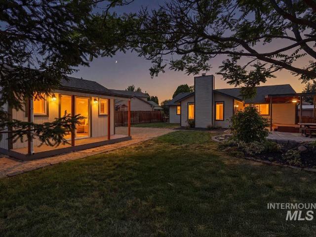 1579 E. Oakridge