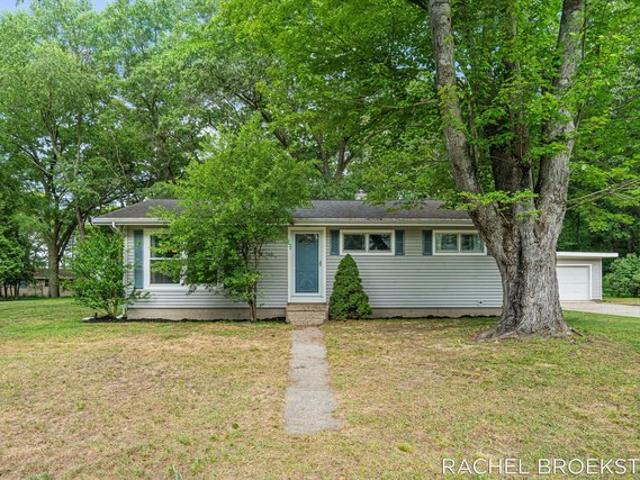 15703 Vineyard Dr, Spring Lake, MI 49456