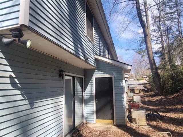1570 Oakpointe Drive SW
