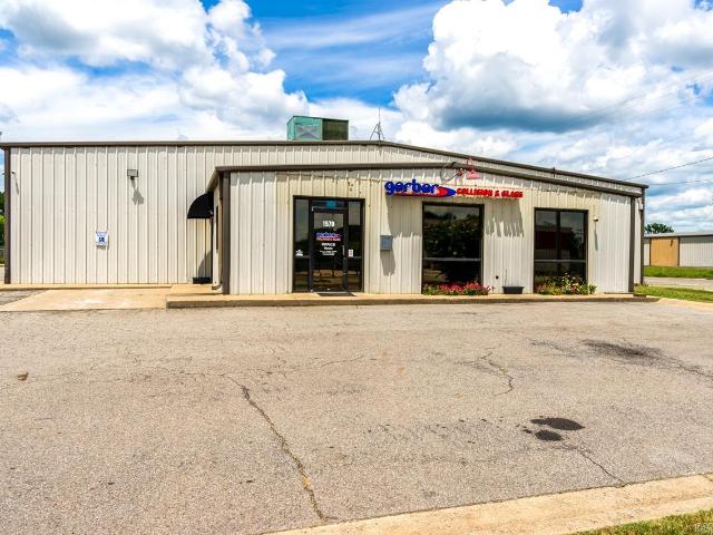 1570 E Oak