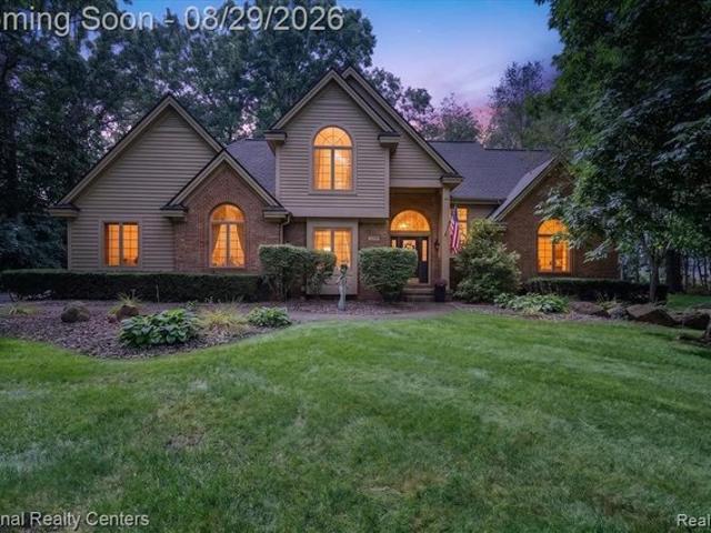 1573 Moonlight Dr, Hartland Township, MI 48843