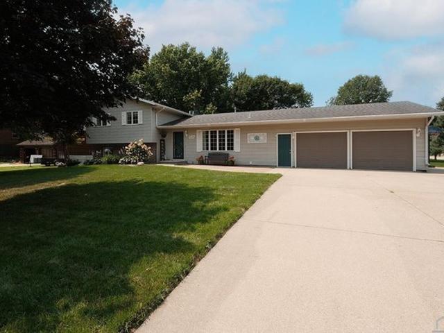 157 12th Ave NE, Sioux Center, IA 51250