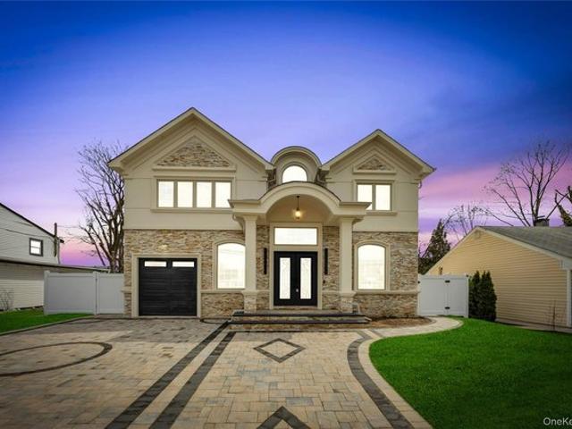157 4th St, Hicksville, NY 11801