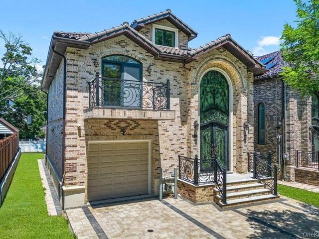 157 51 Rose Ave, Flushing, NY 11355