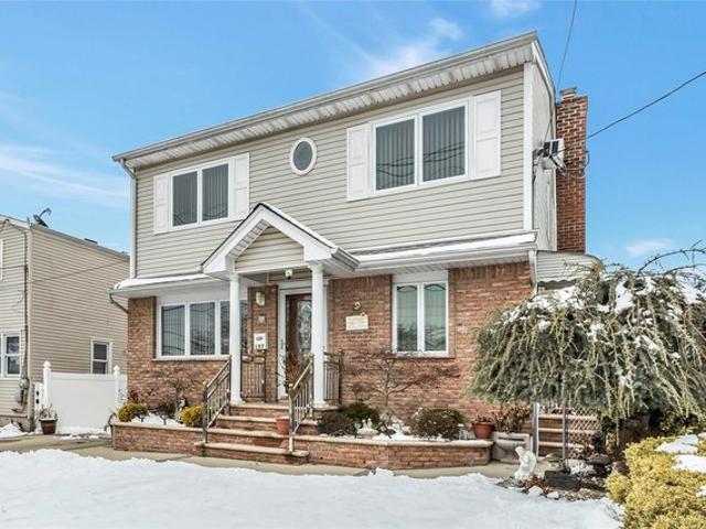 157 Barwick Blvd, Mineola, NY 11501