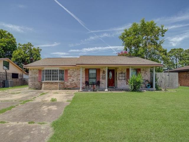 157 Houston St, Angleton, TX 77515