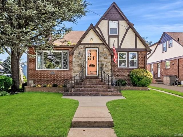 157 Oceanview Rd, East Rockaway, NY 11518