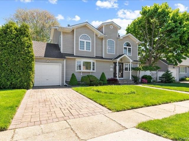 157 Manor St, Plainview, NY 11803