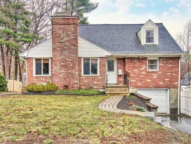 157 Pearl St, Reading, MA 01867