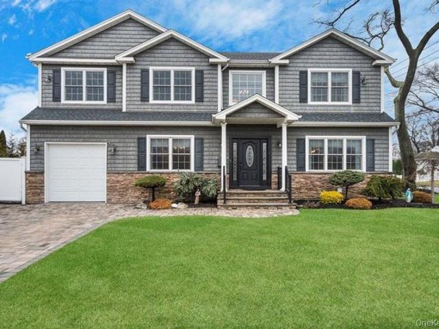157 Walnut St, Massapequa Park, NY 11762