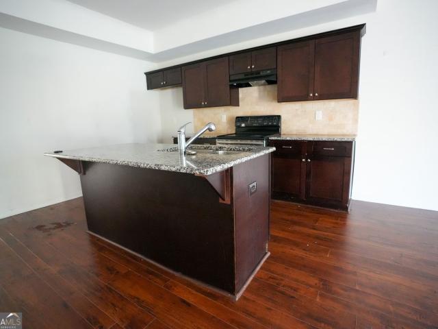 1584 Iris Walk