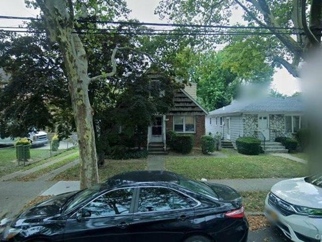 1584 rd Ave, Fresh Meadows, NY 11366