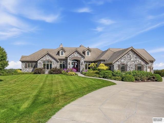1586 Avignon Cir, Yutan, NE 68073