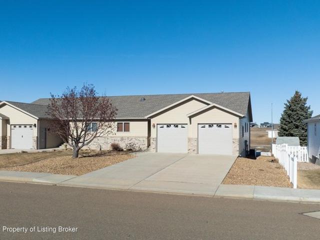 1586 14th St W, Dickinson, ND 58601