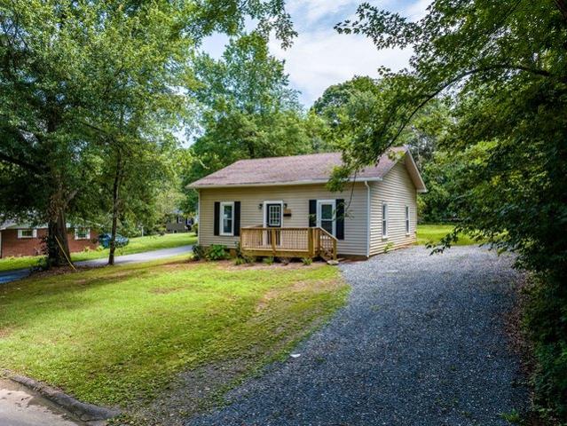 1586 3rd Street Dr NE, Hickory, NC 28601