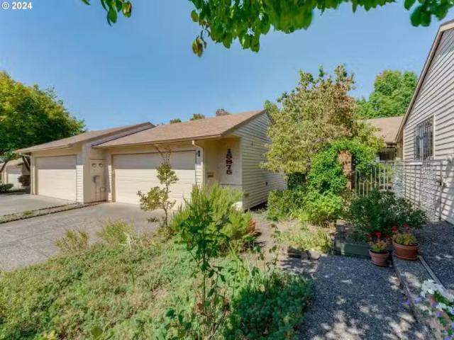 15875 SW GREENS WAY, TIGARD, OR 97224 Single Family Residence.