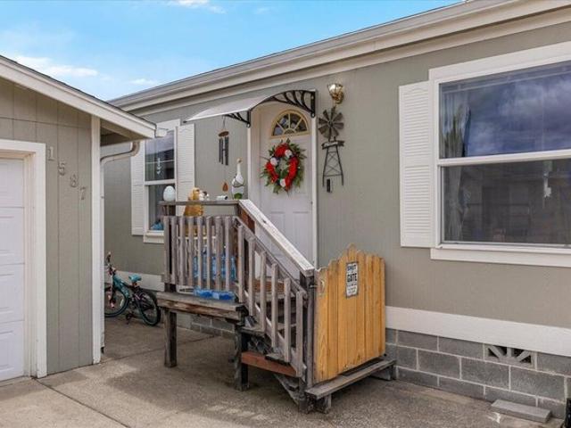 1587 SW Sun Glo Dr, Grants Pass, OR 97527