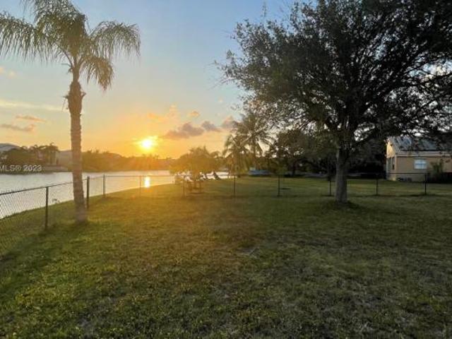 15888 16th St NW, Pembroke Pines, FL 33028