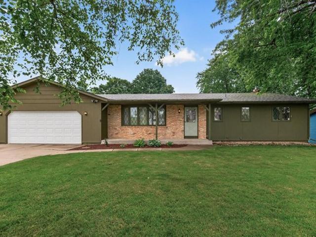 1589 Crest Dr, Chaska, MN 55318