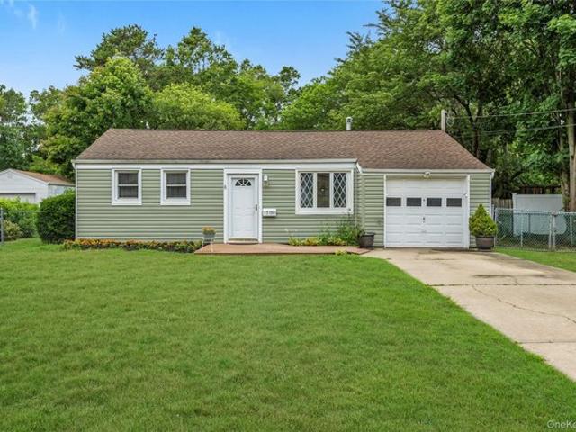 1580 N Gardiner Dr, Bay Shore, NY 11706
