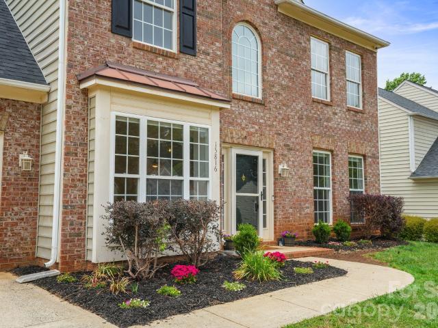 15816 Gathering Oaks Drive