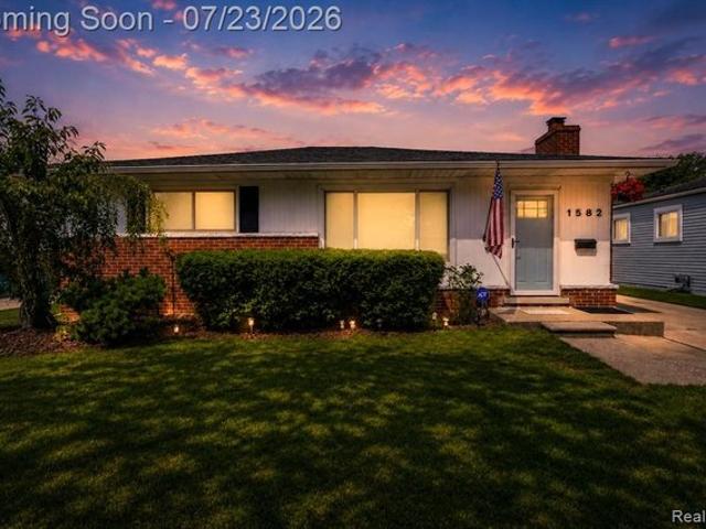 1582 Berkshire St, Westland, MI 48186