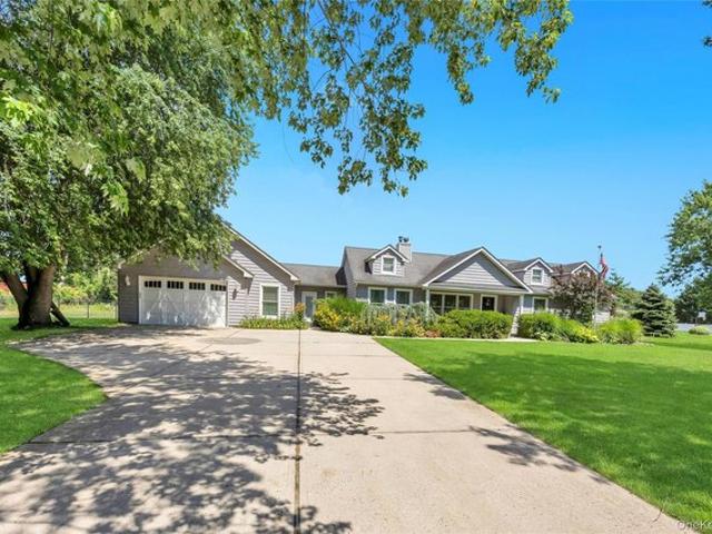 158 South St, Manorville, NY 11949