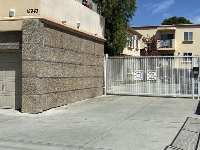 15943 Victory Boulevard 2