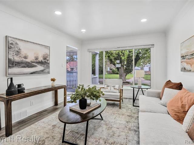 15961 Macarthur