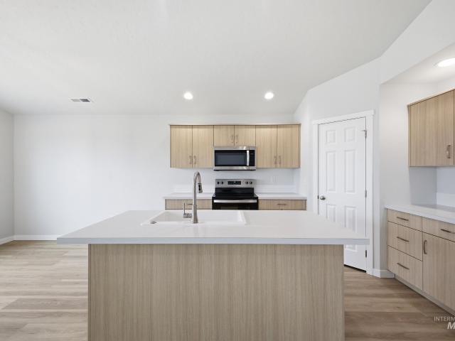 1598 Sunday River St