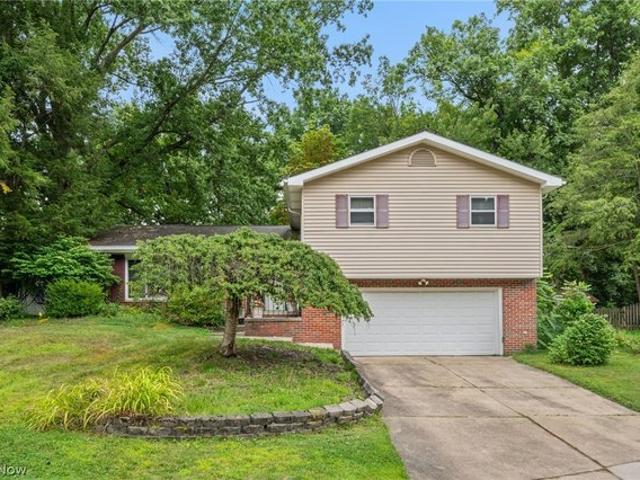 1590 Newcastle Cir, Akron, OH 44313