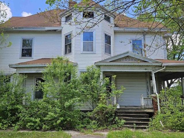 1590 W Main St, Galesburg, IL 61401