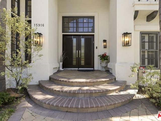 15916 Daniel Lane