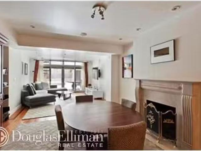 15918870 150 E 65th St