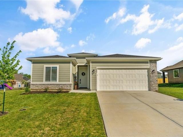 1592 Grayhawk Dr, Basehor, KS 66007