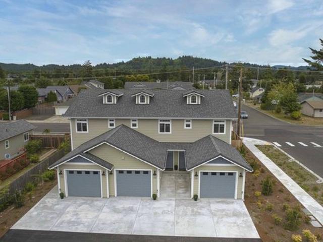 1593 37th St, Florence, OR 97439