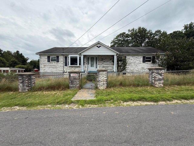 159 7th St, Mount Hope, WV 25880