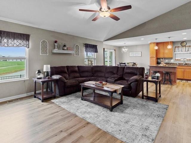 159 Chestnut Commons Dr, Commercial Point, OH 43116