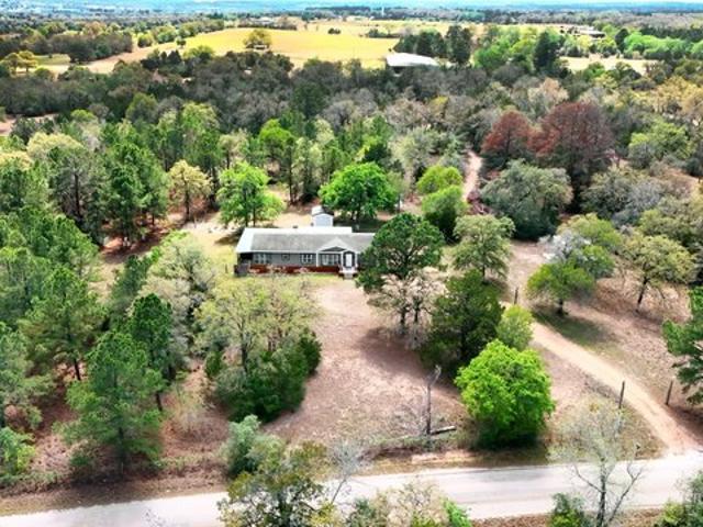 159 Farris Ln, Smithville, TX 78957